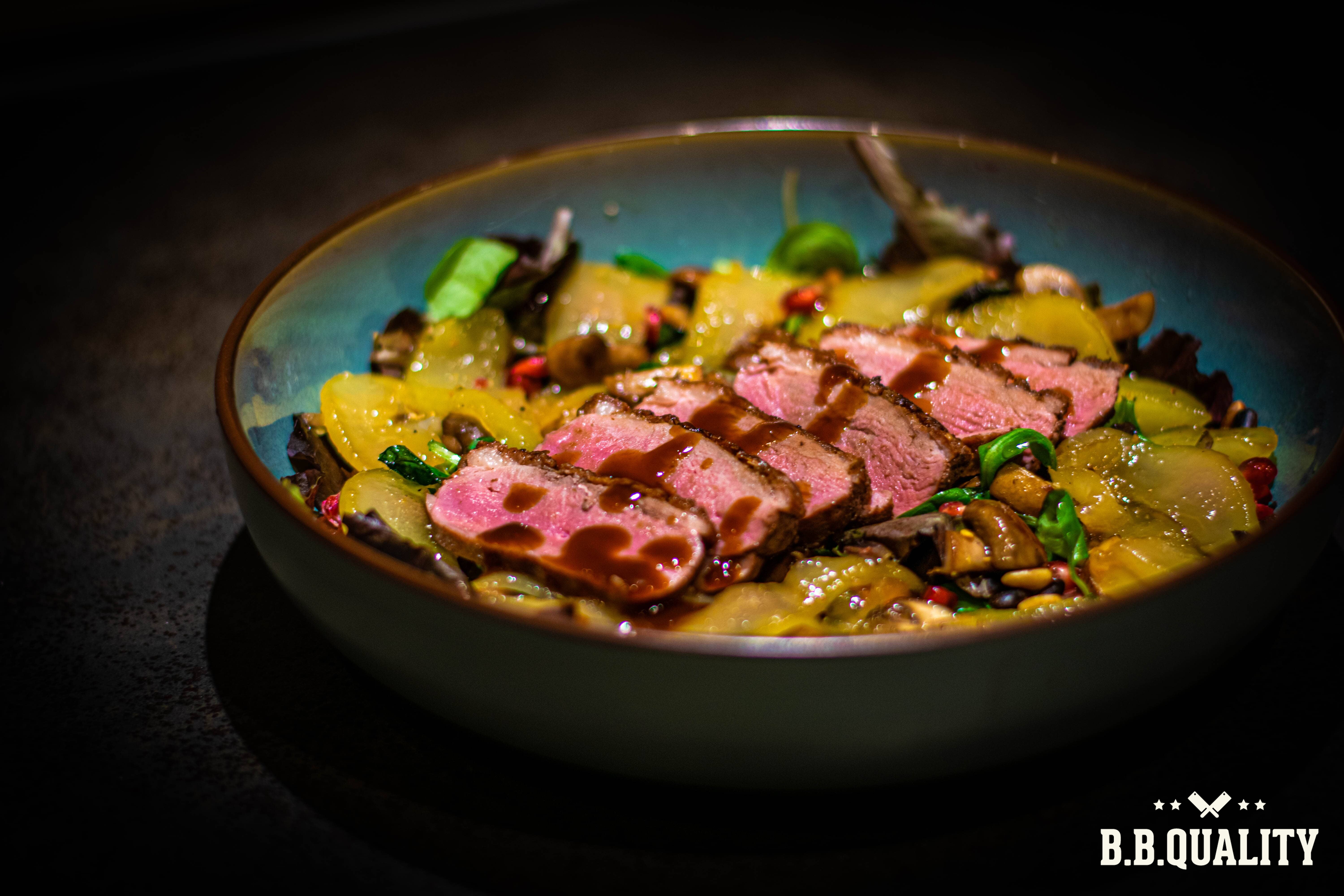 Canette filet recept met rode wijnsaus en wilde paddenstoelen | BBQuality