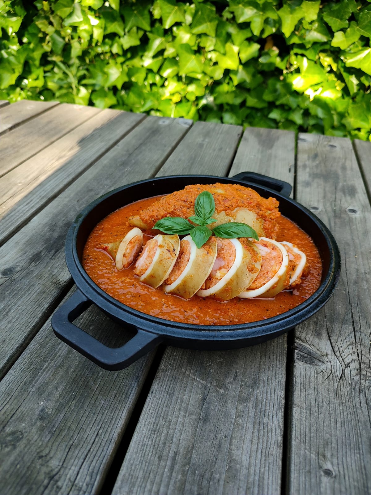 Pittig gevulde inktvis recept met gerookte tomatensaus | BBQuality