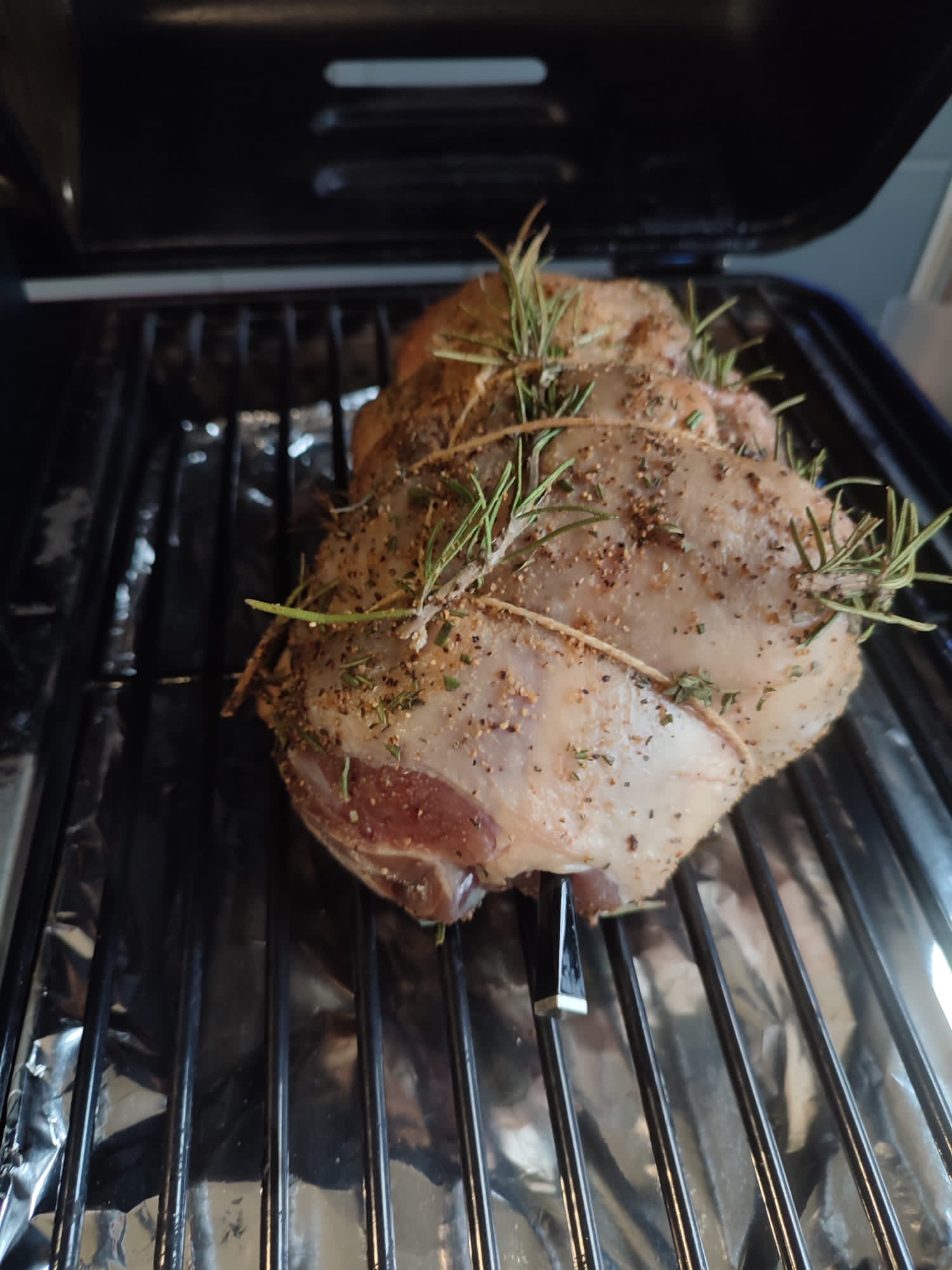 Rosé gebraden lamsbout recept met muntsaus | BBQuality